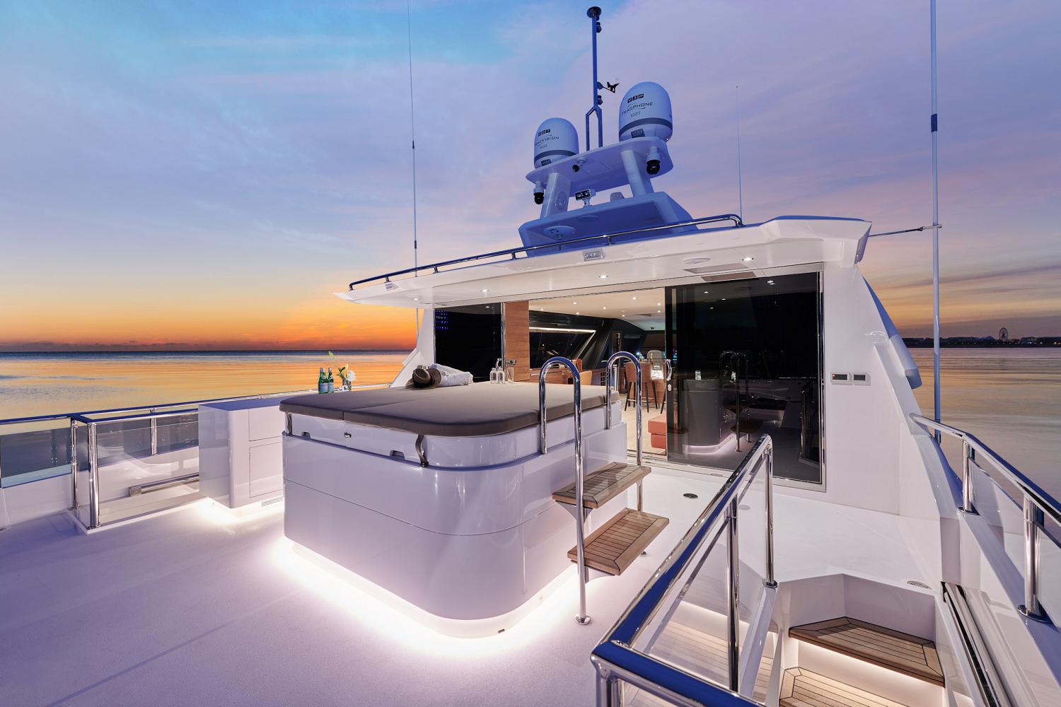 Yacht SKYLINE, Horizon Yachts | CHARTERWORLD Luxury Superyacht Charters